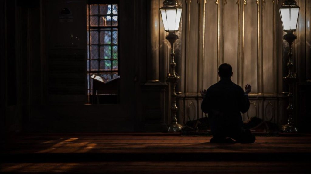 10 Powerful Islamic Duas When Facing Difficulties and Problems